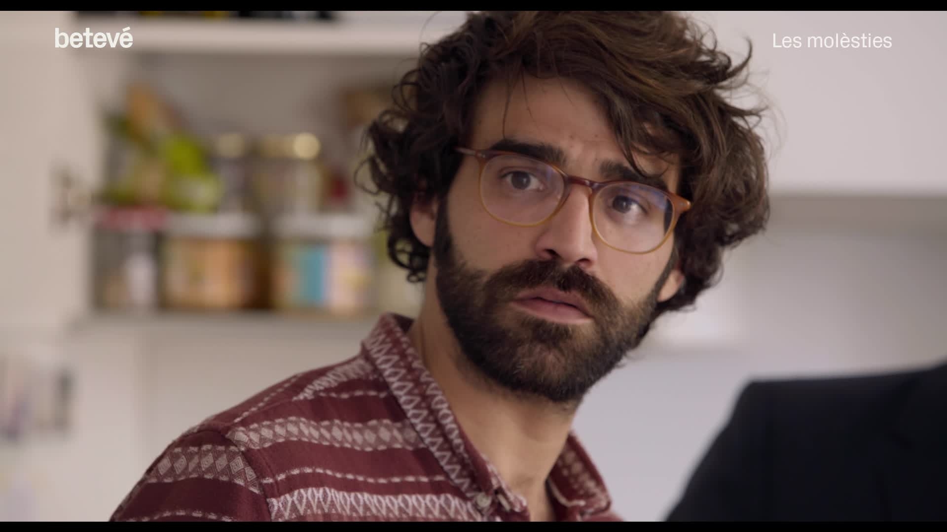 Roger Coma torna amb la segona temporada de 'Les molèsties' | betevé