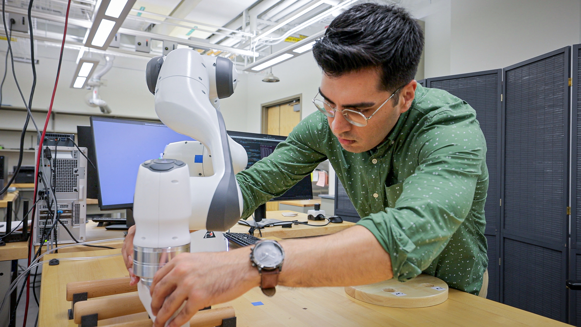 Robots collaborating with humans | Virginia Tech News | Virginia Tech